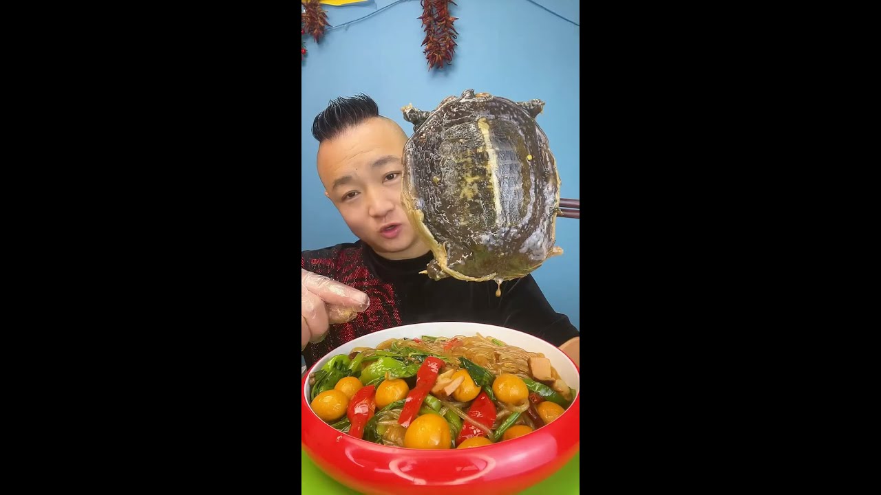 Spicy soft shelled turtle is served in one pot - YouTube