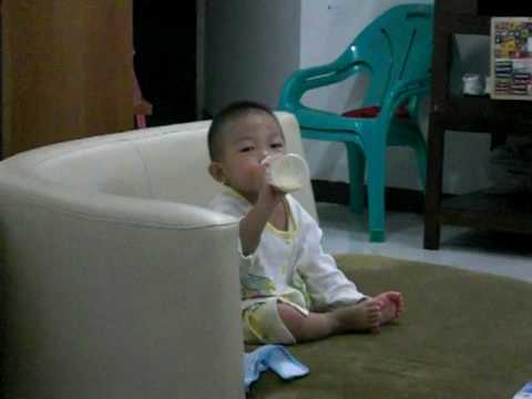 dede minum susu.MOV