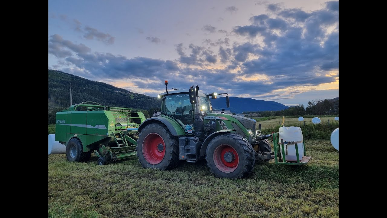 Jeg er med i en stor traktor og presser rundballer! Fendt 724 Vario med ...