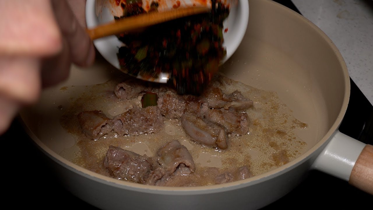 자글자글 기름 목욕 [소곱창갓김치라면 / Beef Tripe + God Kimchi + Noodle] - YouTube