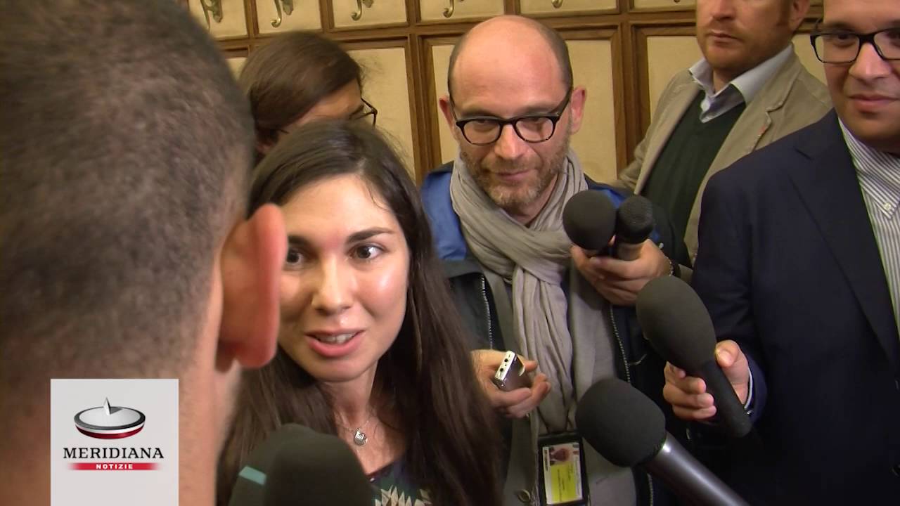 Sarti(M5s) ai giornalisti: "Fate domande serie" - YouTube