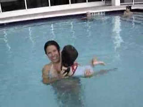 Ashley en la pile con los Menichelli - YouTube