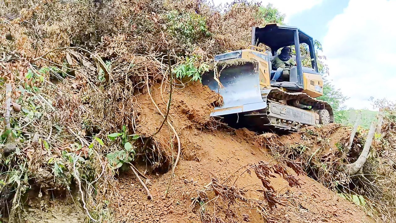Creating a Terrace in an Extreme Place D5K XL Bulldozer Keeps Working ...