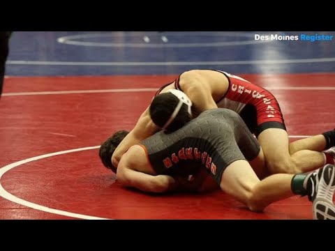 Michael Blockhus earns first-round pin in quest for third title - YouTube