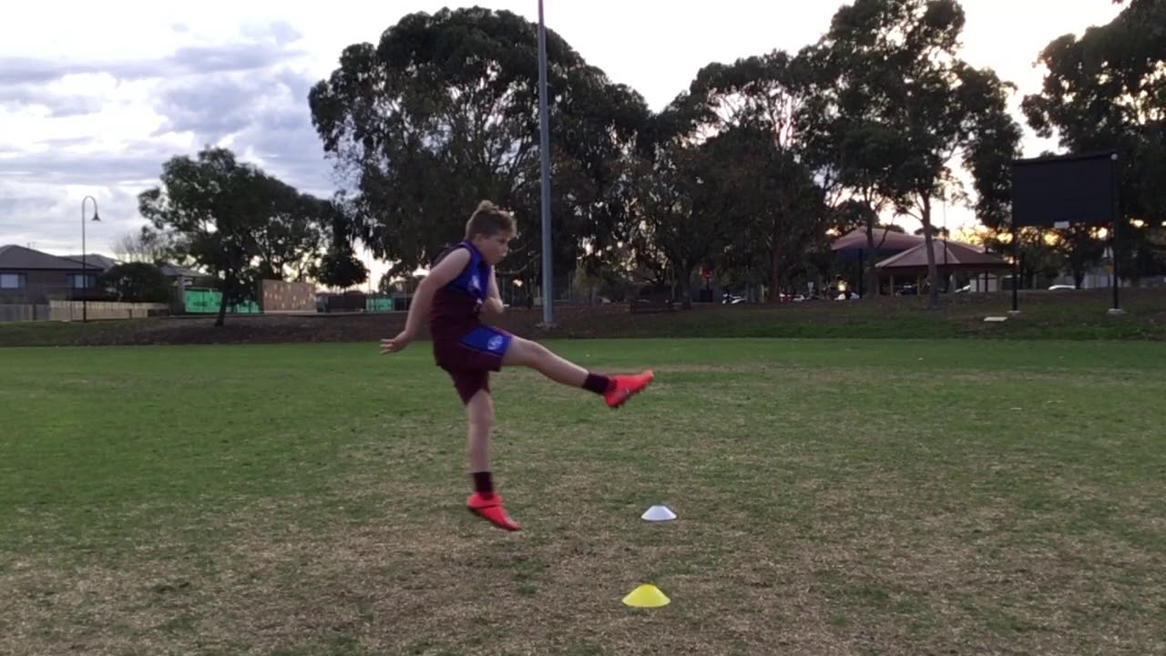 Bentleigh Demons Under 11s Kicking Academy - YouTube