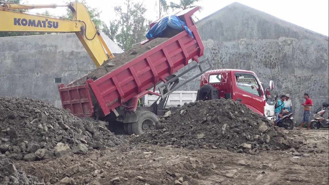 truk tongakang, dump truk bongkar muatan tanah cadas - YouTube