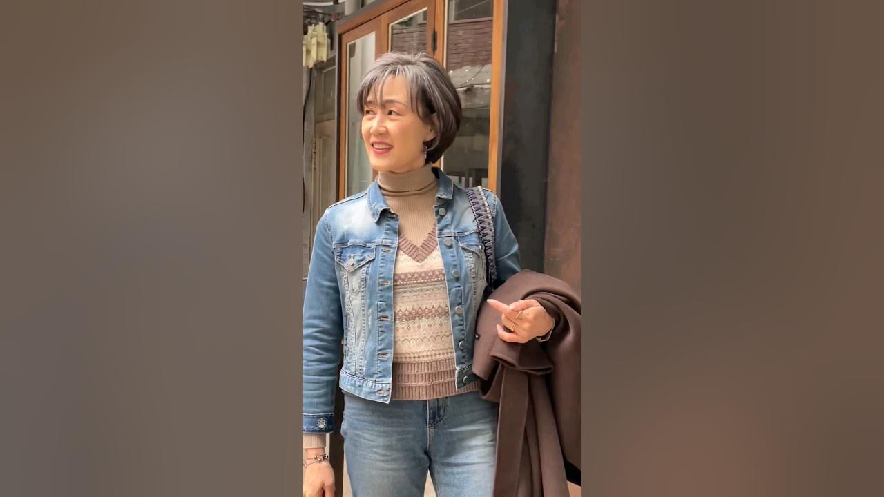 코트속에포인트컬러입어주기3색컬러넘어서지않기신반컬로도맞춰주면훨씬깔끔하고세련되고보인다요즘날씨에어울리는패션일상이모델이다꾸안꾸스타일데님패션중년패션데일리룩 코트