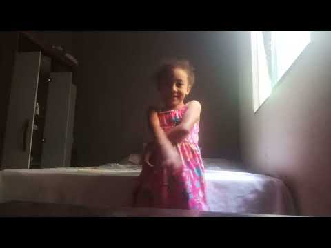 Arrumando a cama na casa da vovó 