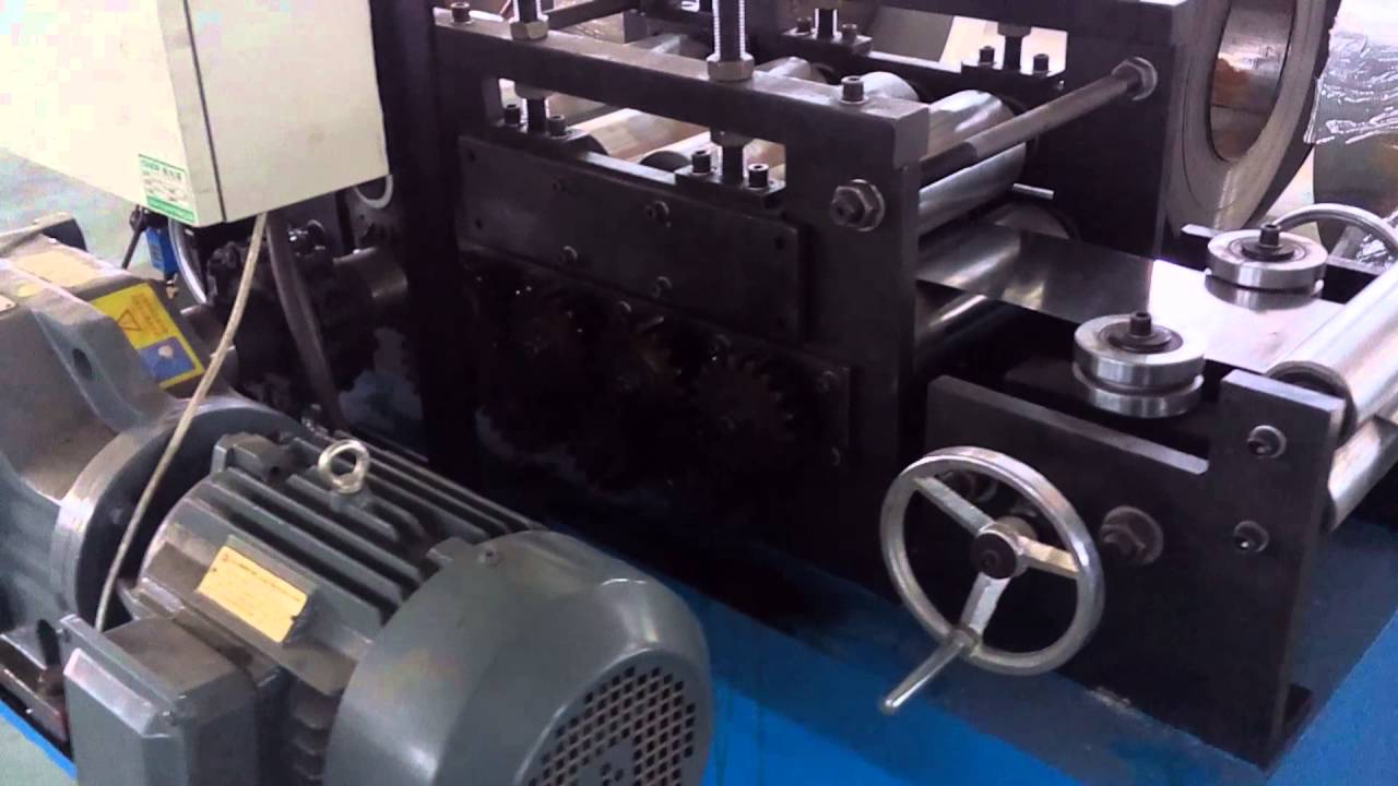 Cold roll forming machine step 1 Uncoiler and straightener - YouTube