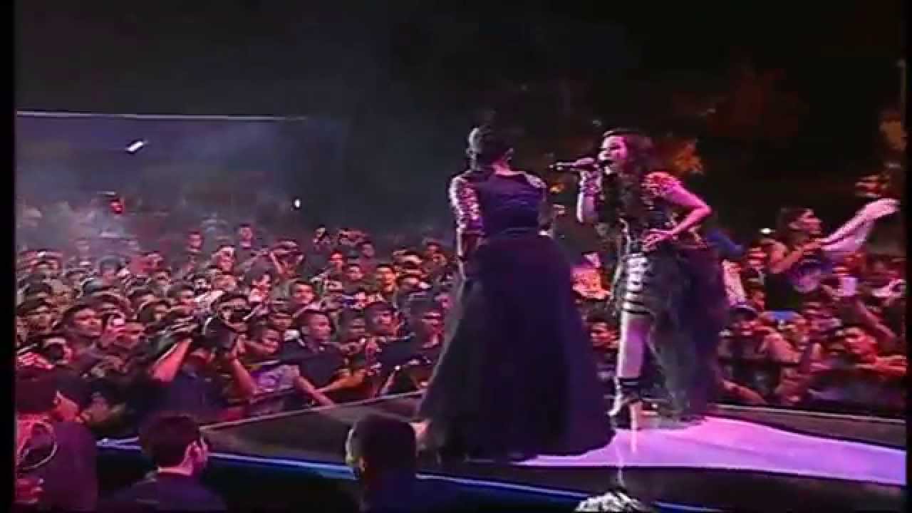 Frida feat Yuli KDI " Sahabat " - MNCTV Roadshow Serang (28/3) - YouTube