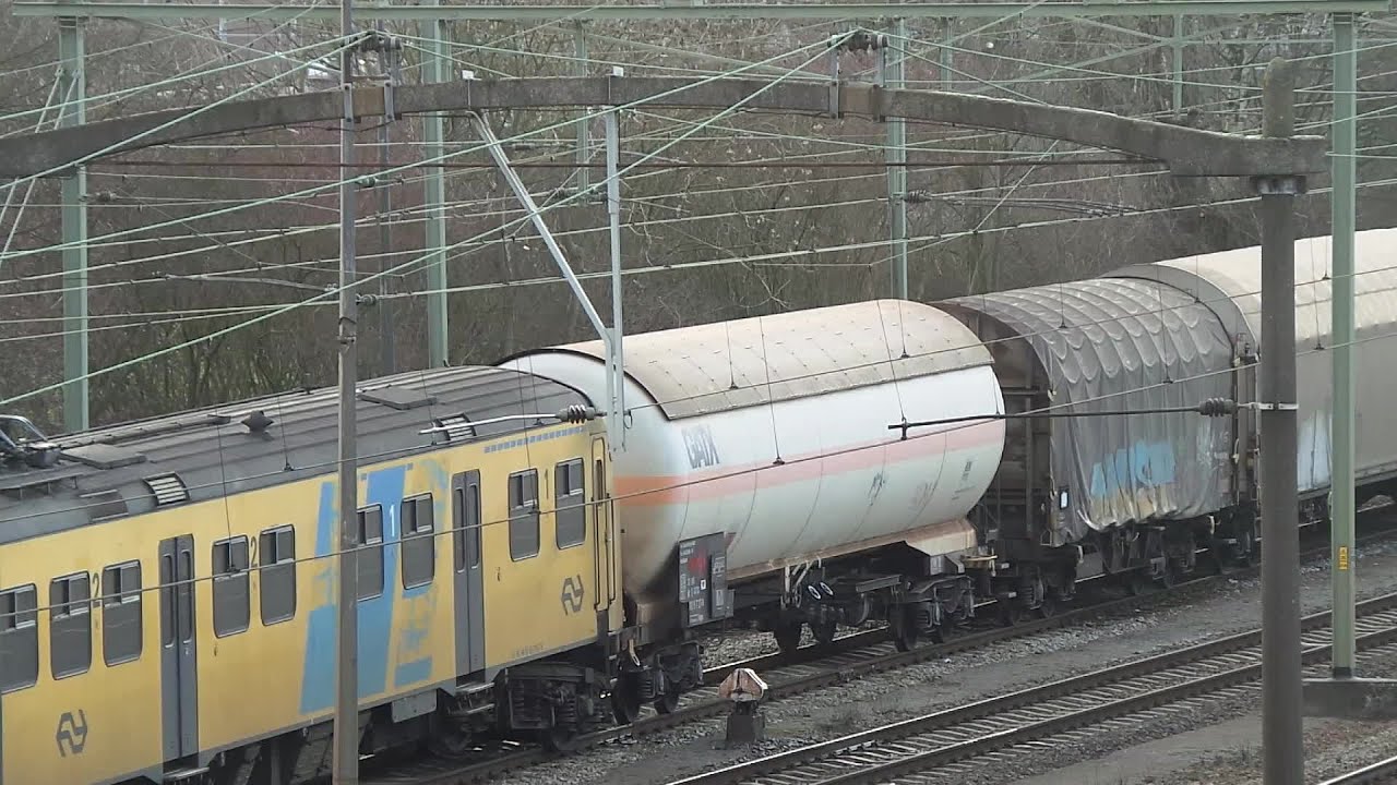 Beelden van de botsing van de NS-trein met de goederentrein in Tilburg ...