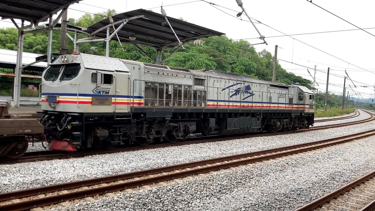 KTMB Class 26107 Tanjung Karang locomotive with Tasek Cement Wagons at ...