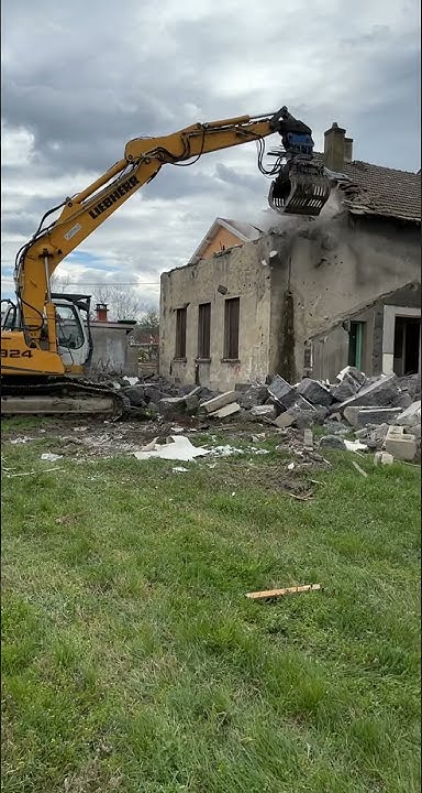 Démolition d’une ancienne structure à grigny 69 avec notre liebherr 27t ...