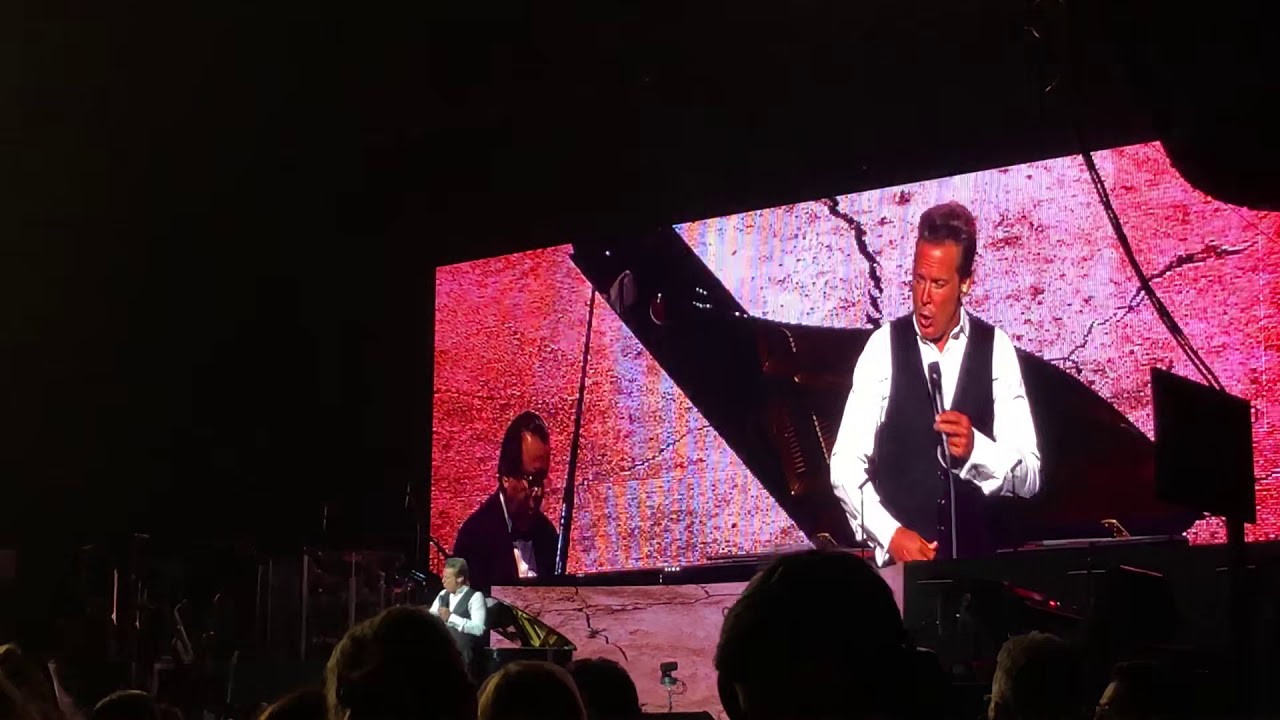 Luis Miguel “Contigo en La Distancia” en Montreal junio 8 2018 - YouTube