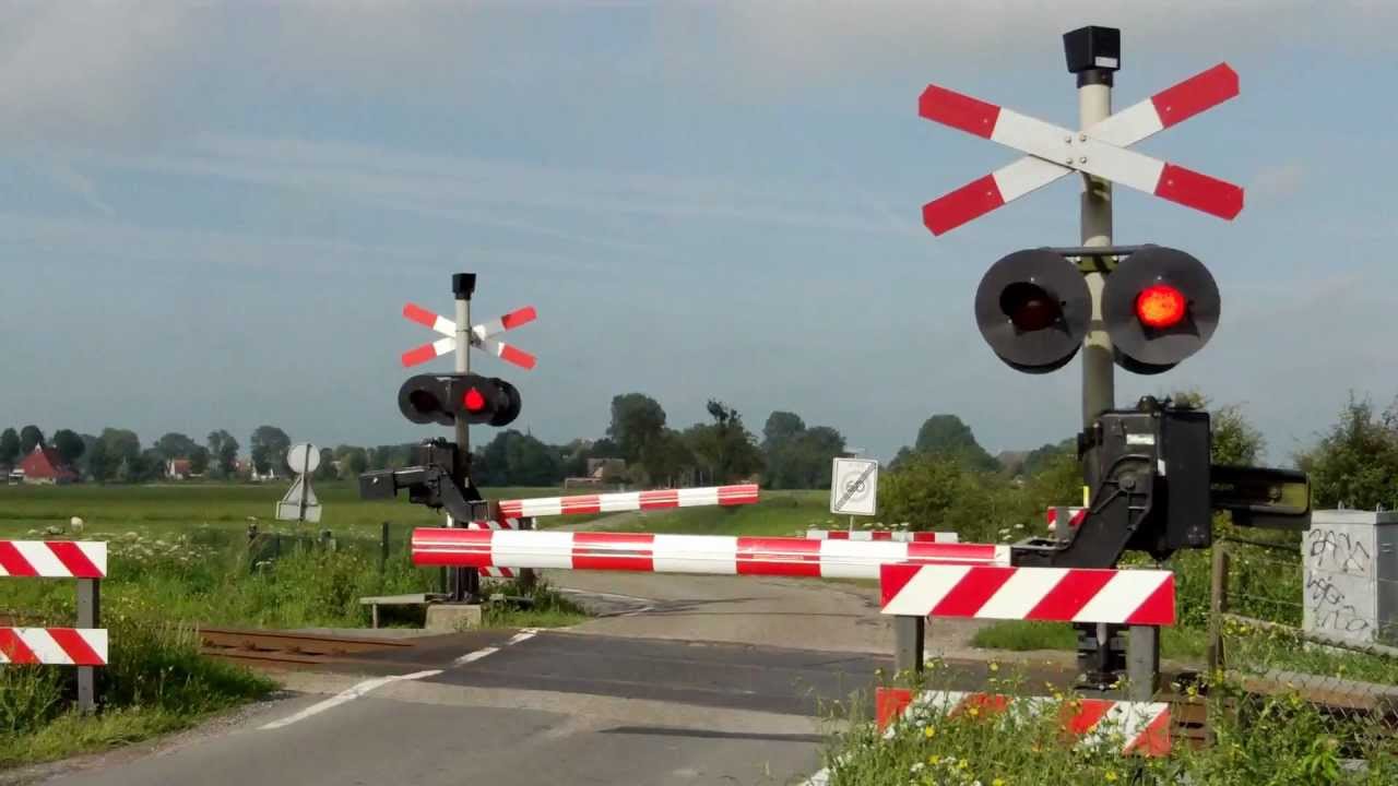 spoorwegovergang / dutch railroad crossing - YouTube