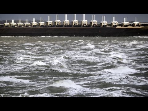Machine creates world's largest wave at Deltares Research Institute ...