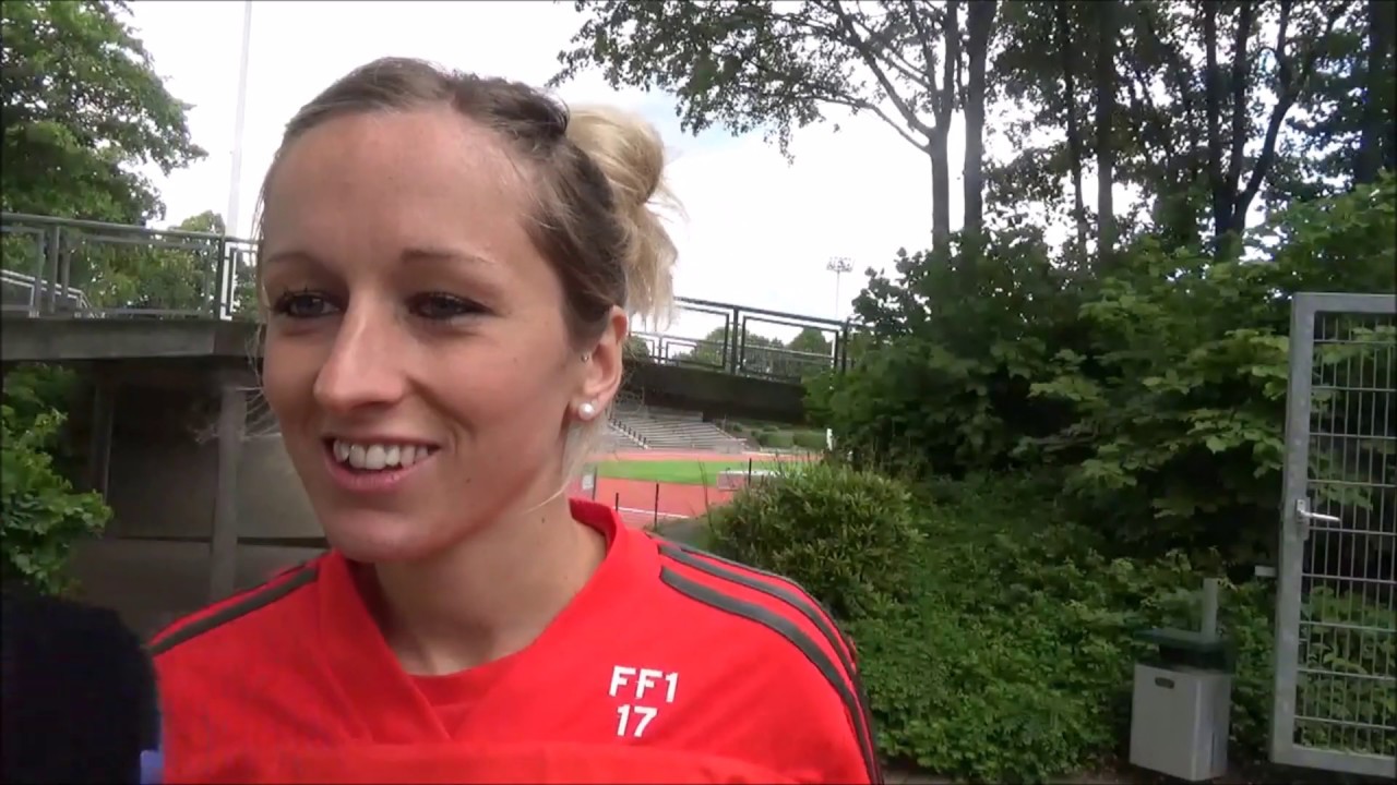 Interview mit FC Bayern Spielerin Kathy Hendrich nach die Partie gegen ...
