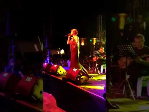 Manisa DEMİRCİ de Songül Karlı  Konserde Değme Felek türküsü söylüyor