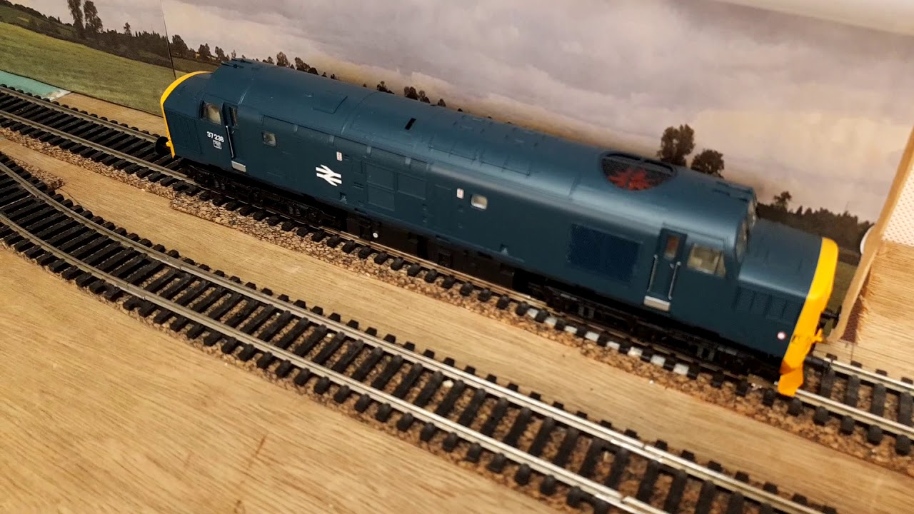 Bachmann Class 37 with Sound Decoder, Directional and Cab lights. - YouTube