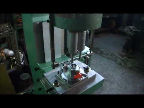 ATOLI Hydraulic Riveting Machine TC-152-3D 三軸油壓鉚釘機 - YouTube