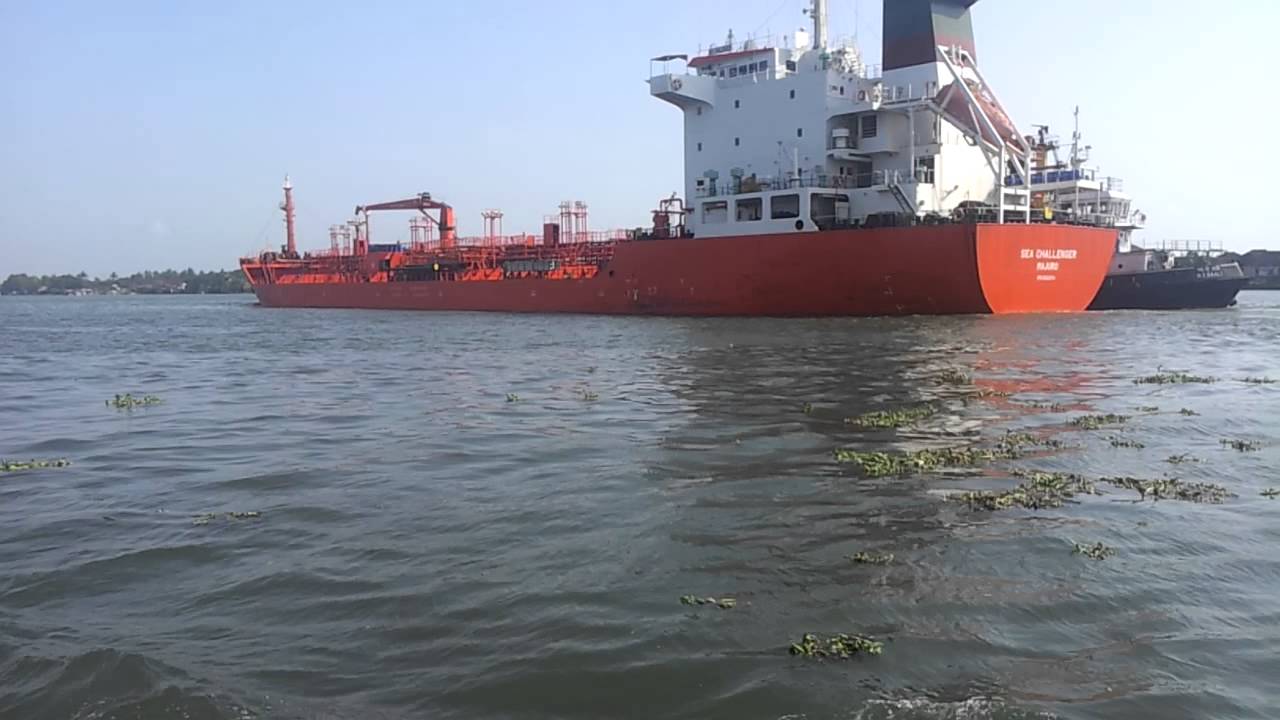 Ship arriving port of Kochi Harbour - YouTube