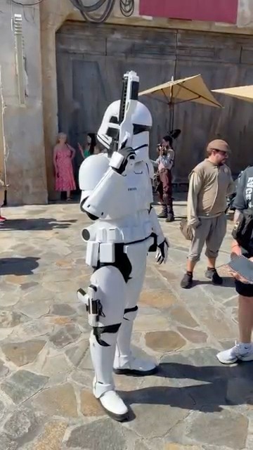 Stormtroopers Look For Rebel Scum at Galaxy’s Edge!🔥#stormtrooper # ...