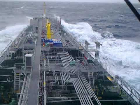 Kapal oleng capten,kena badai di samudera Atlantik.. - YouTube