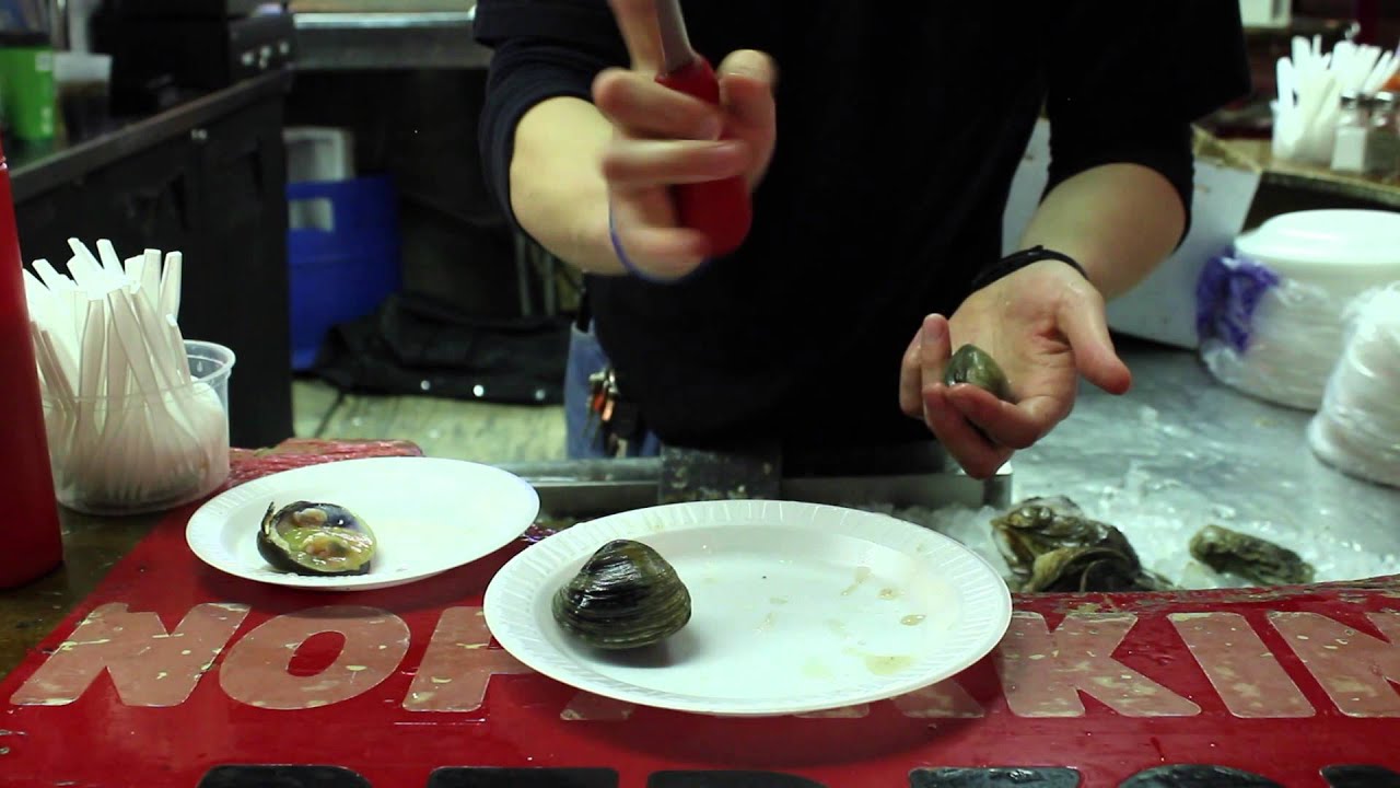 How to shuck a clam - YouTube