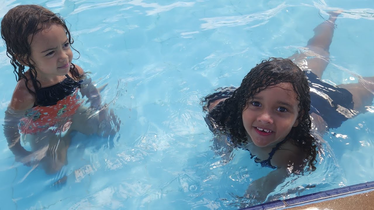 brincando na piscina o dia todo - YouTube