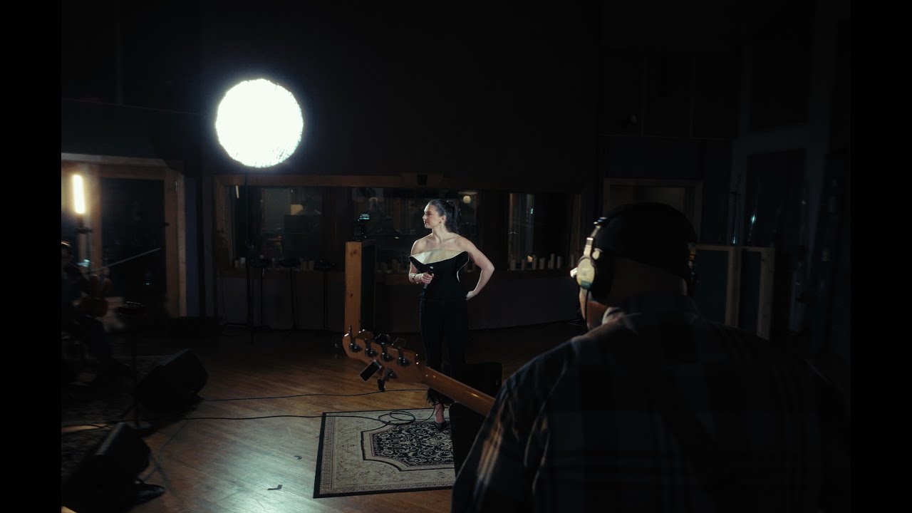 Lucy Bright- Eyes On Me (Live Studio Performance) - YouTube