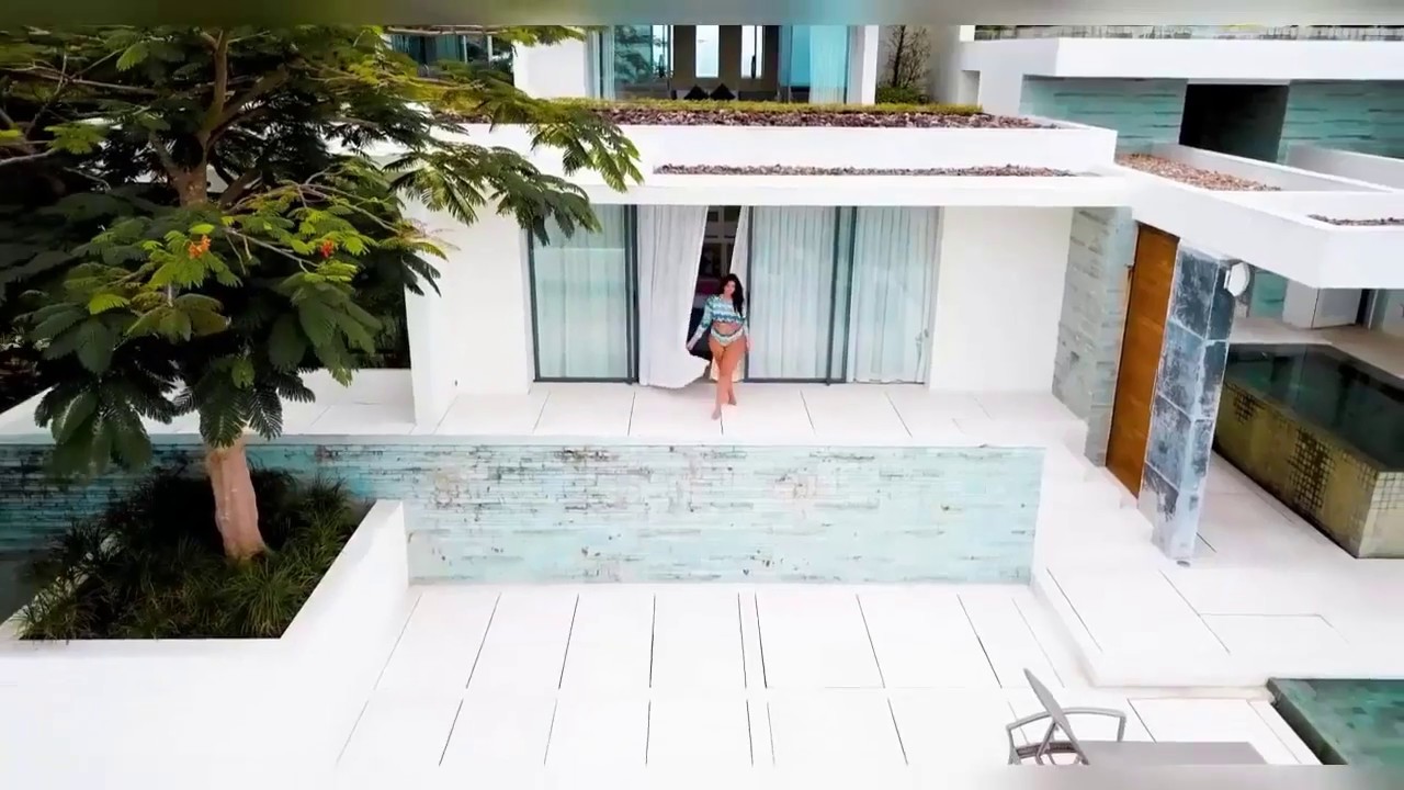 Latecia Thomas most confident plus size model in luxurious swimsuit ...