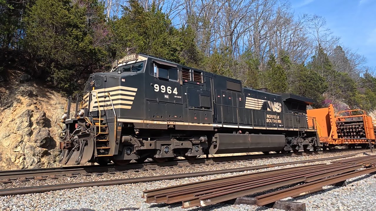 DASH 9 LEADS RAIL TRAIN! Rare Whitethorne Westbound 921 in Yellow Sulphur, VA! | 4/1/2025 - YouTube