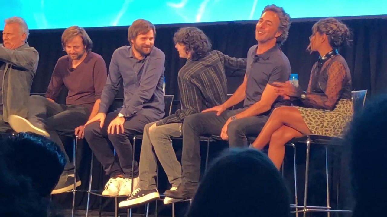 Welcome to the stage the cast and crew of Stranger Things - YouTube