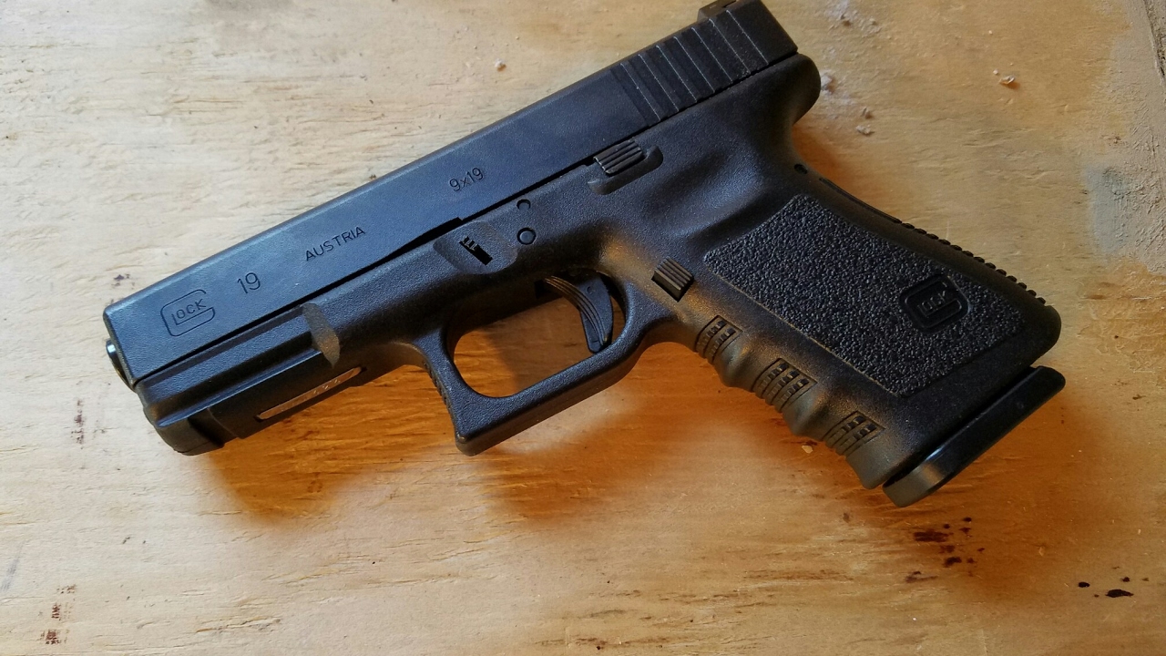EDC Glock 19 - YouTube