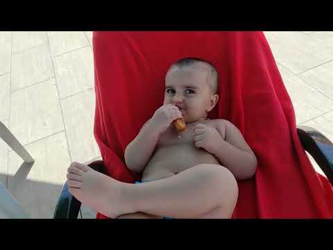 Melisa ve Tuncay hovuzda #novxanı #mybeach #yay #cimerlik