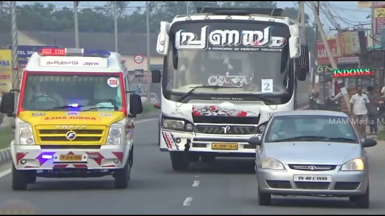 KARMA KERALA Tour Bus Driver Happily Signals us using head lights | Skilled bus drivers sharp L ...