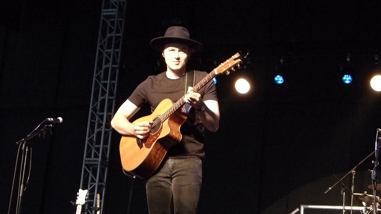 Joe Robinson does an acoustic number at the Guitar Army show - YouTube
