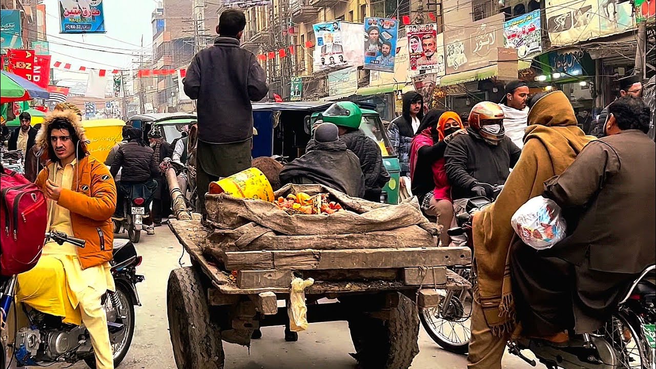 The Busy Streets Of Pakistan 🇵🇰 Peshawar || City Walk in Peshawar Bazar ...