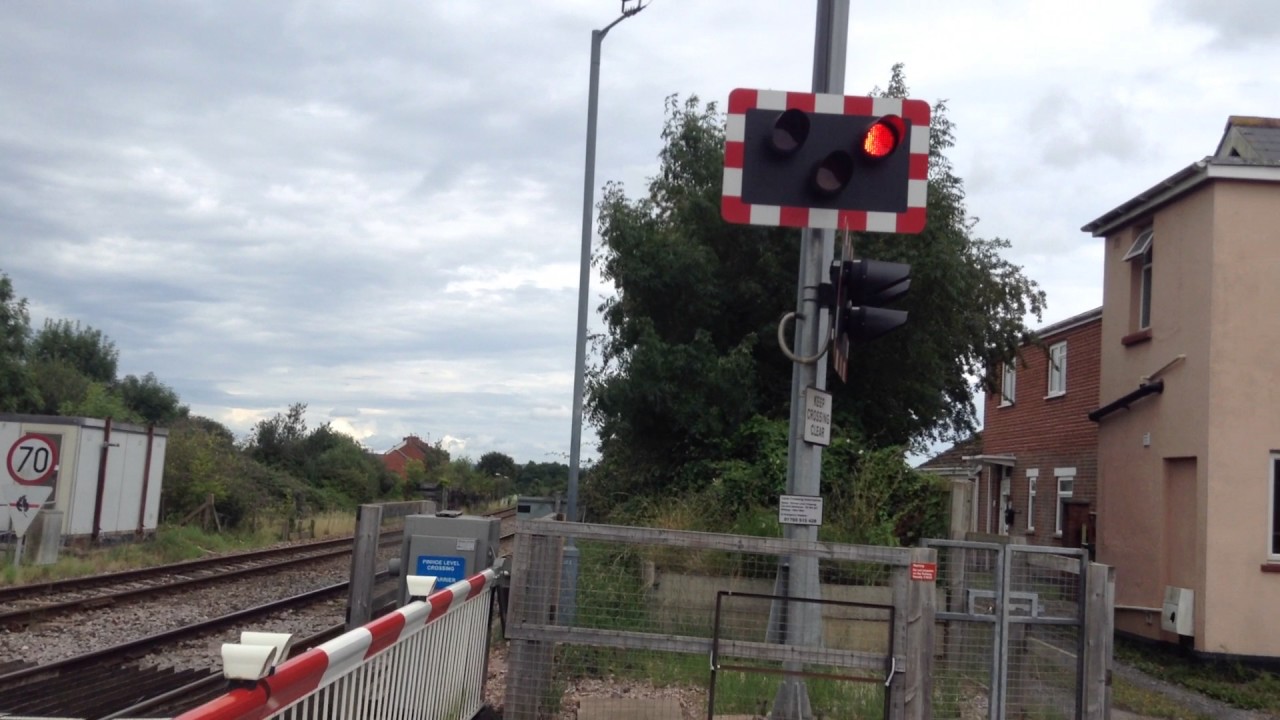 Pinhoe Station Level Crossing (Devon) 23/07/2017 - YouTube