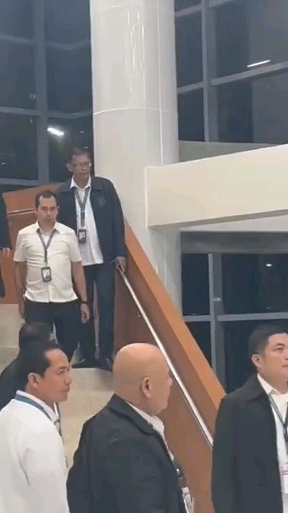 Harry Roque, cited in contempt 😅 - YouTube