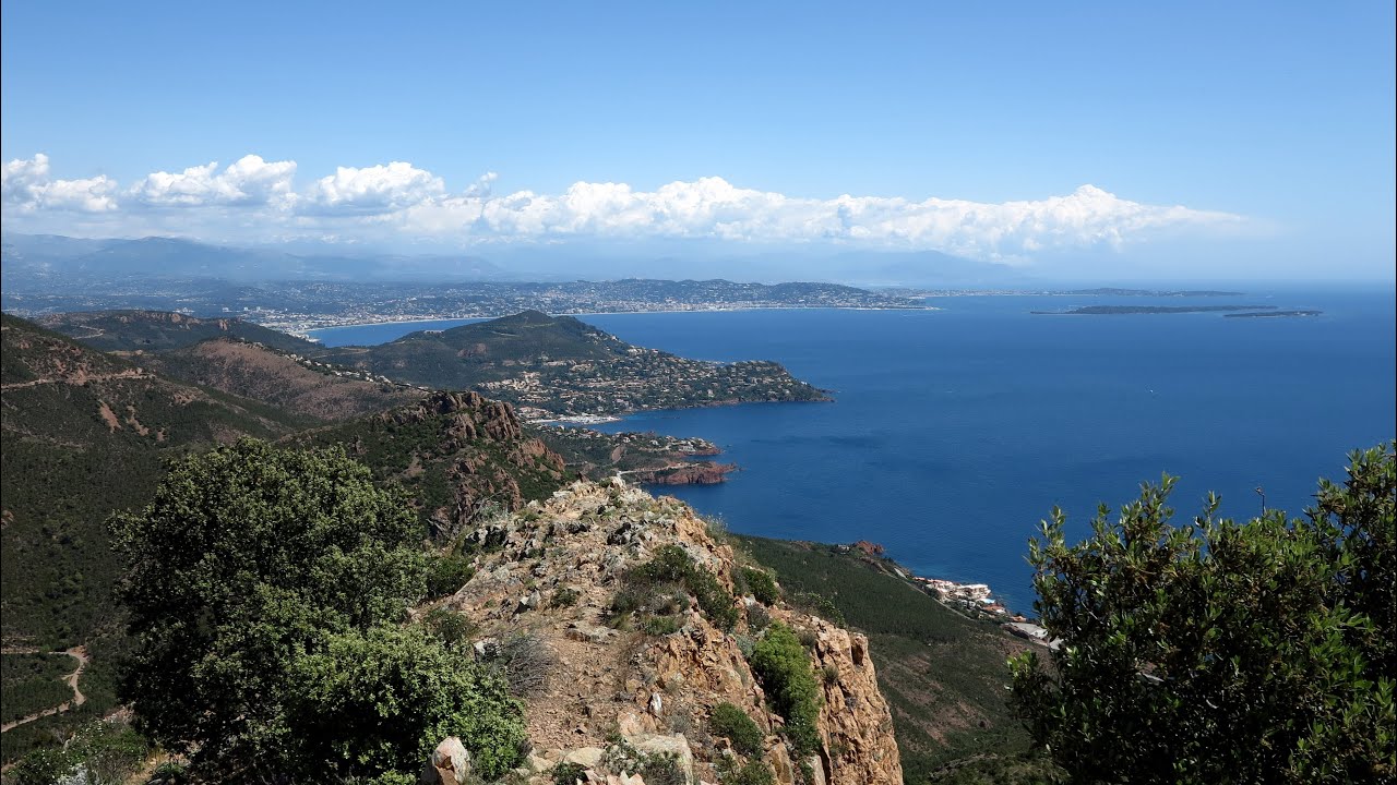 Roches rouges et flots bleus - L'Estérel - YouTube