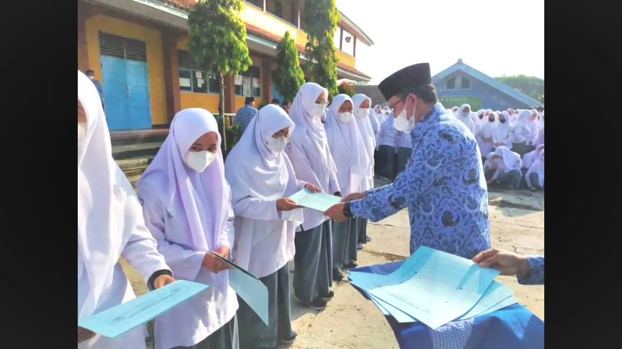 Kepala MAN 2 garut Plus Keterampilan memberikan Anugrah kepada Siswa ...