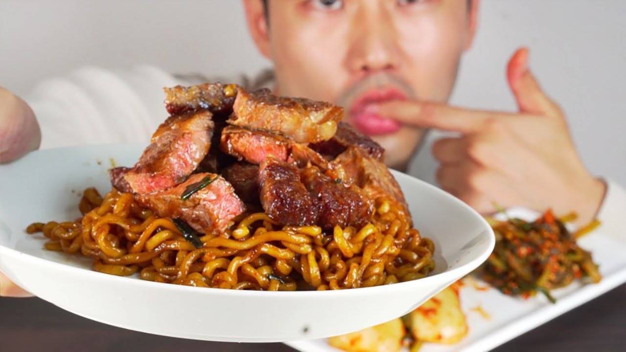 한우 채끝 짜파게티 짜파구리 먹방리얼사운드 "영화 기생충" movie parasite Japageti mukbang - YouTube