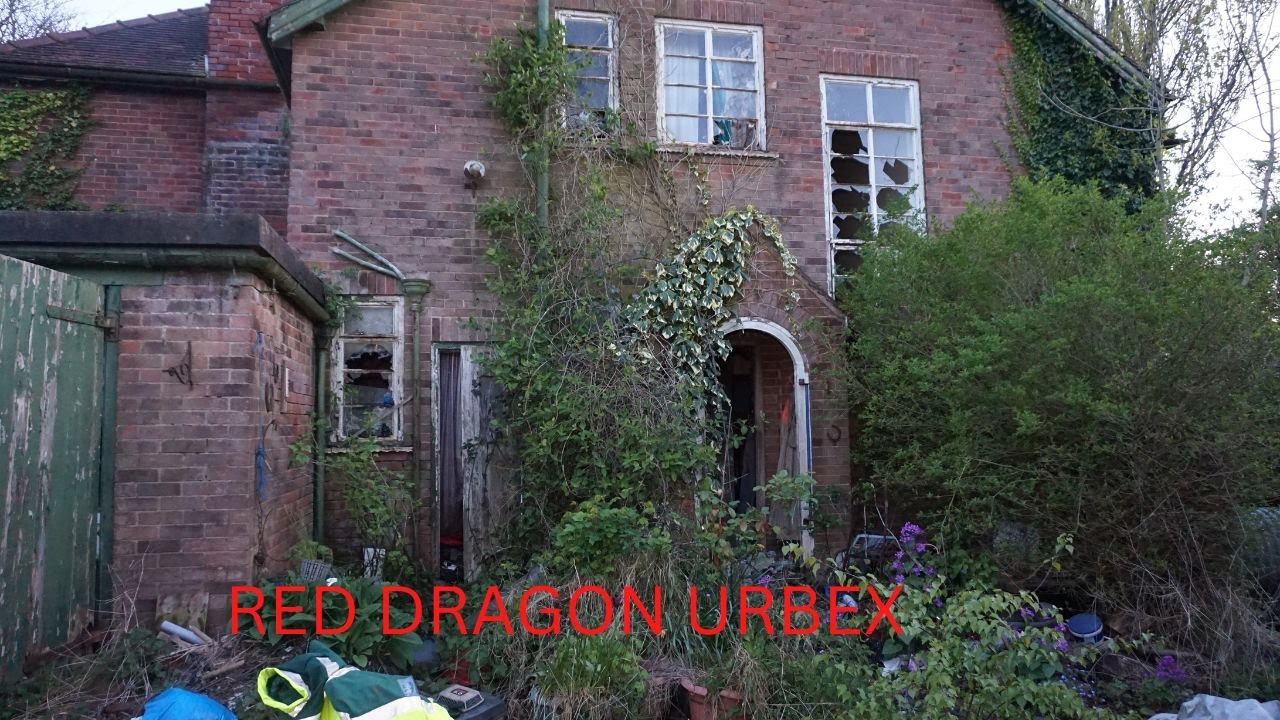 ABANDONED CREEPY HOARDERS FARM HOUSE - YouTube