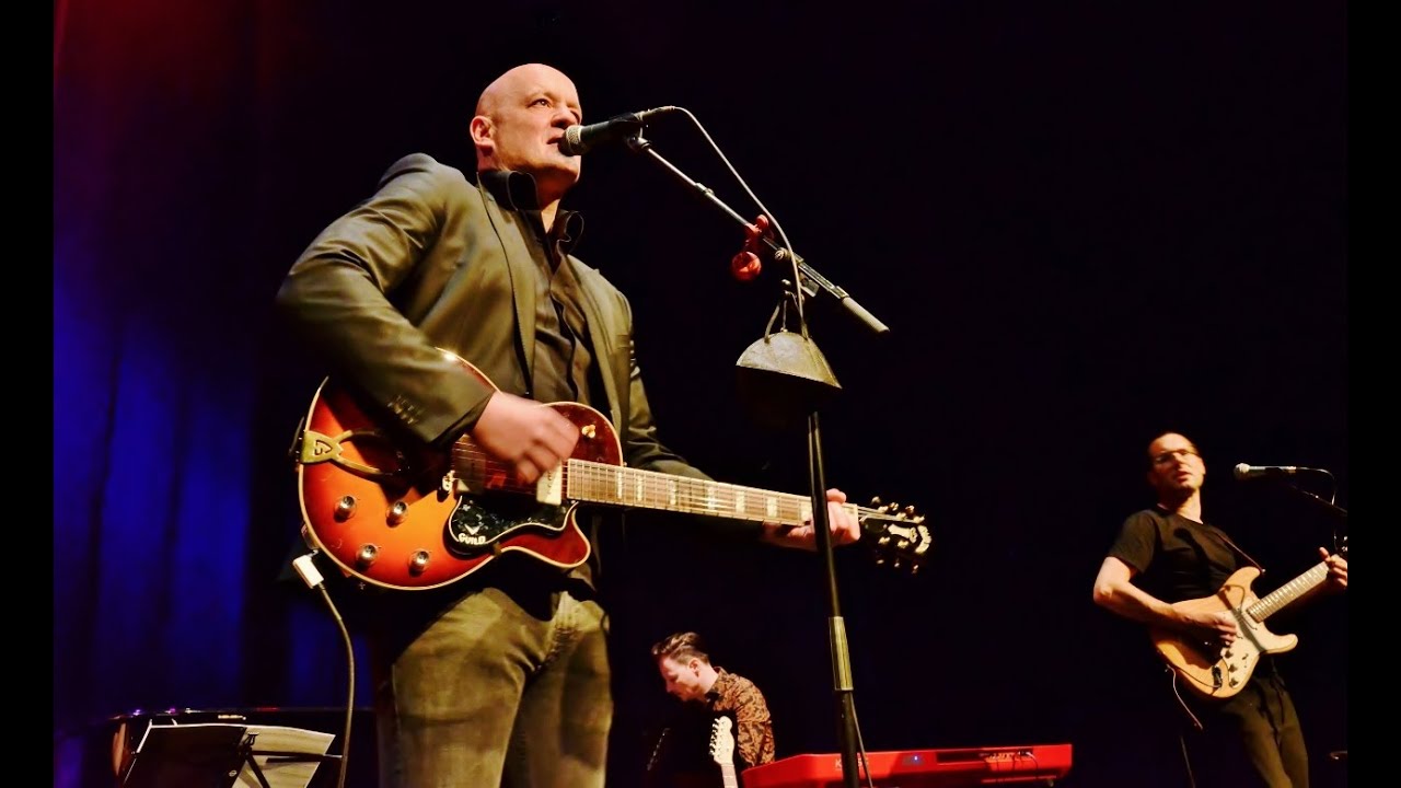 Toby M Live Konzert im Oval Salzburg "Wir treffen uns im Feuer" - YouTube