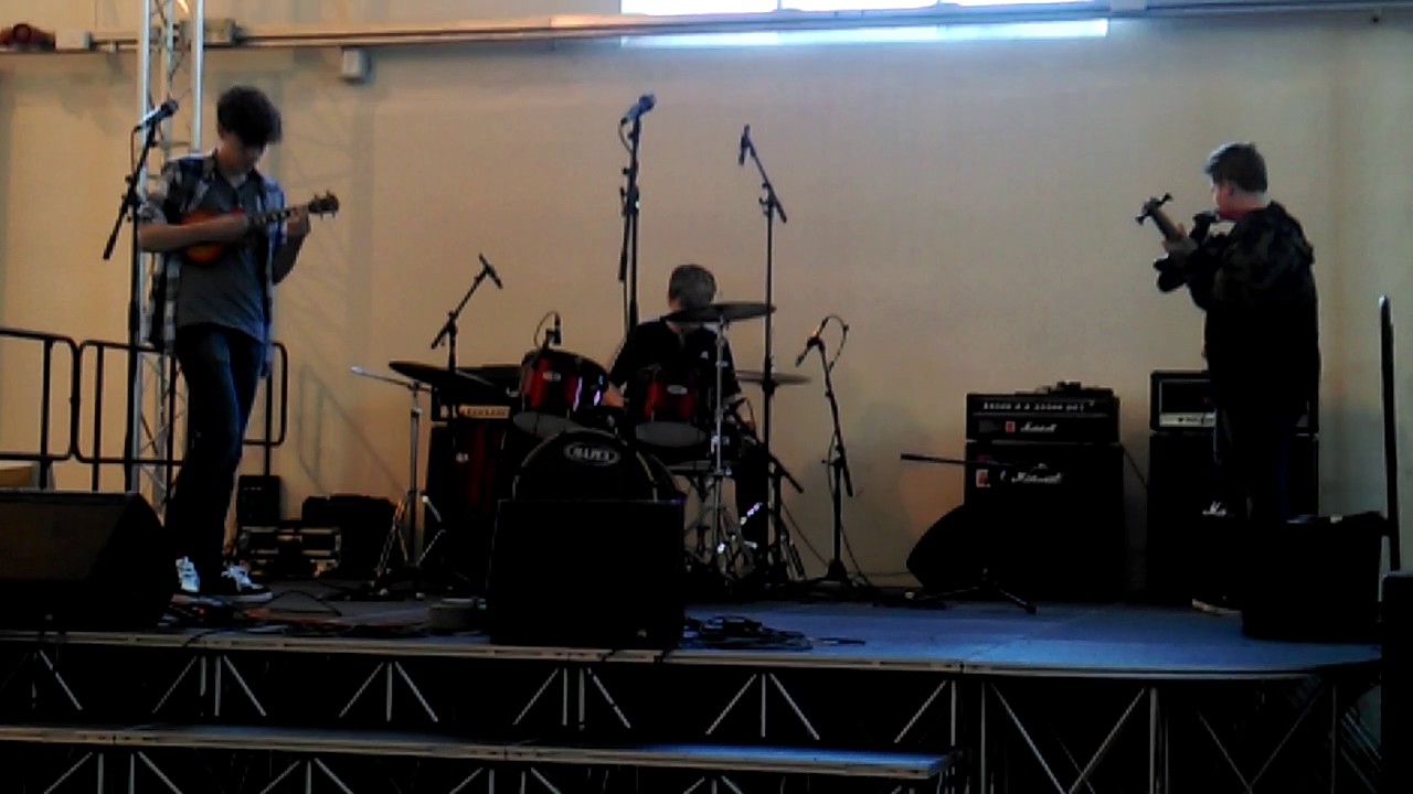 El Manana at the Platform, Swindon, April 2017 001 - YouTube