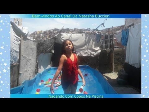 nadando com copos na piscina