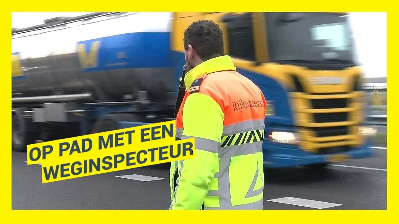 Met blauwe zwaailichten en sirenes naar een spoedmelding ...