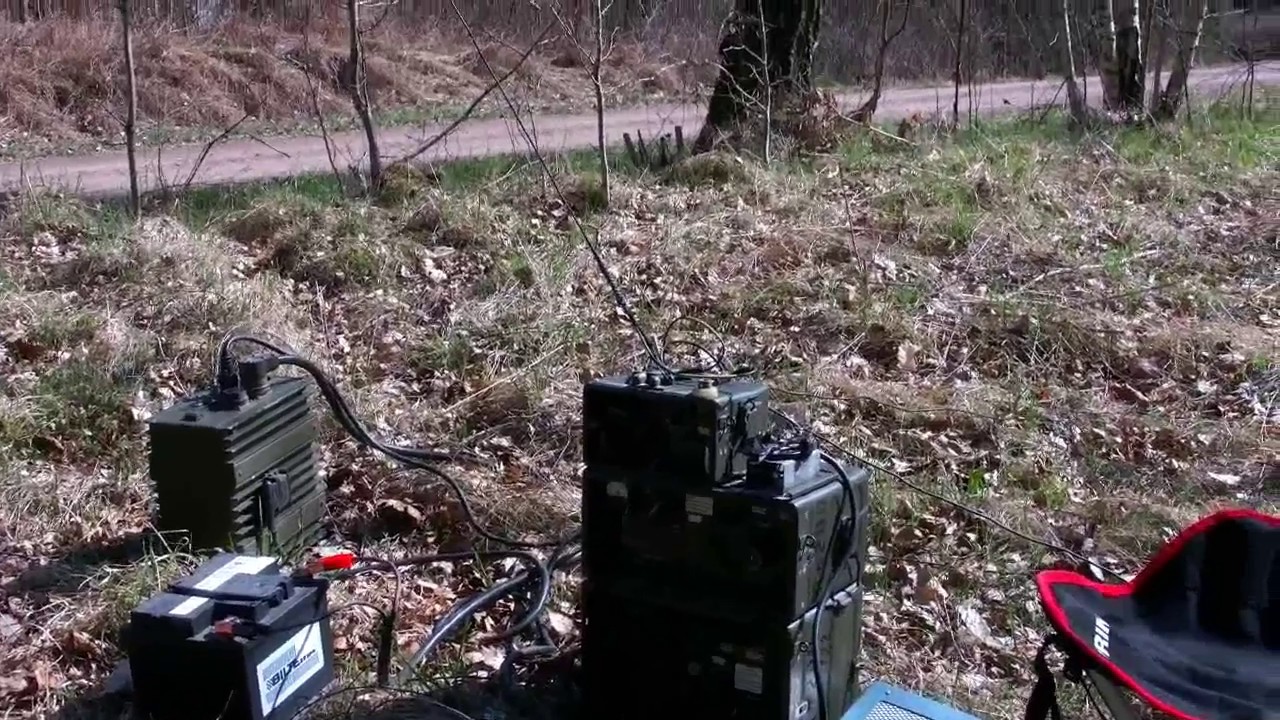 RA200 ute i naturen / Swedish military transceiver out in nature. - YouTube