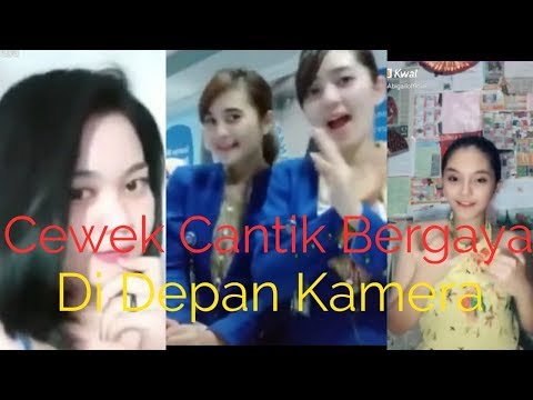 Cewek Cantik bergaya di depan Camera